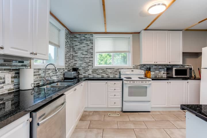 The Legend (18 Bdrms+indoor Pool+hot Tub+sauna) - Ontario