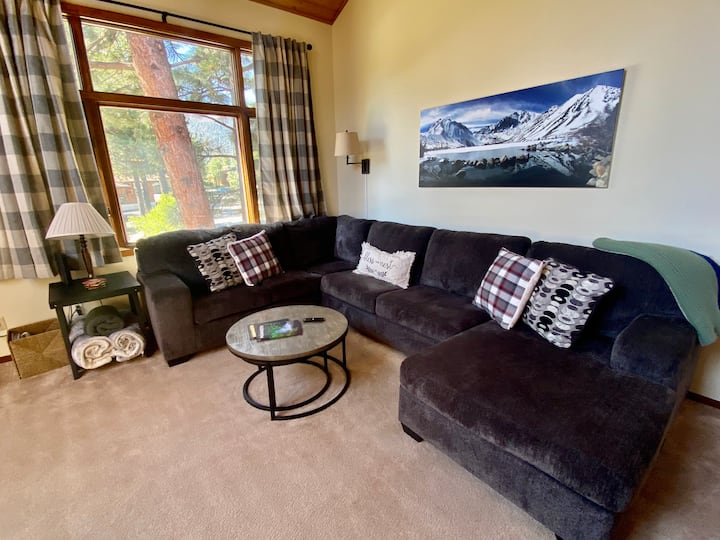 Newly Remodeled 2 Bed + Loft Townhouse. Sleeps 8! - Mammoth Lakes