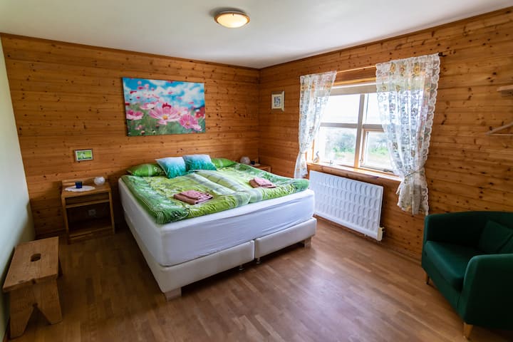 Mountain Queen Angelica - Tempurpedic King Bed - Greenland