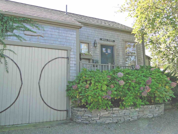 Charming In-town Cottage W/ Parking - Nantucket, MA