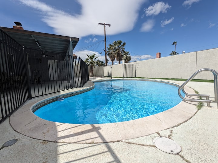 Mins To Strip 3 Suite 5br5ba One Story Pool House! - Las Vegas, NV