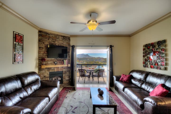 Laura's Mountain Blessing W/ Hot Tub, Pool, &View - Pigeon Forge, TN