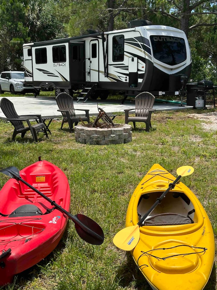 Luxury Camper & Lakefront! - Deltona, FL