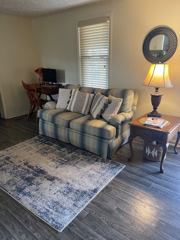 Bright And Modern Two Bedroom Farmhouse - Pembroke, NC