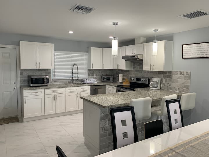 West Palm Beach Happy House Great Value & Area - Lake Worth, FL