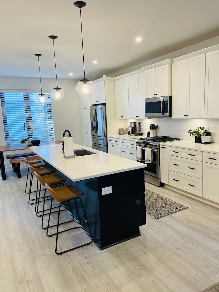 4 Bd 2.5 Ba Home W/ Rooftop Deck & 
Dtown Views - Indianapolis