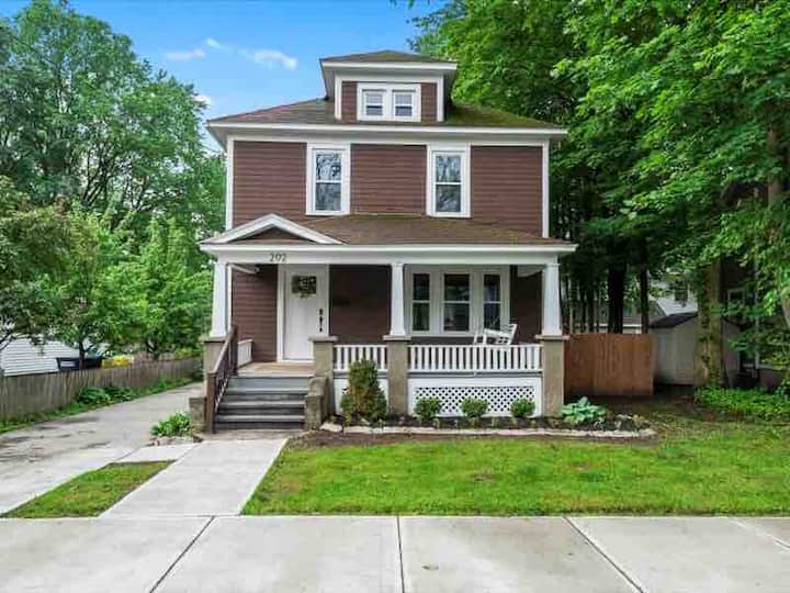 Newly Renovated Home Close To Track And Broadway - Saratoga Springs, NY