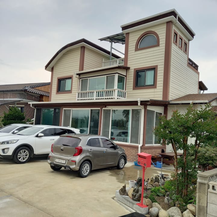 대가족가능/주택2층 사용/바베큐 그릴 이용 가능한 블루콘도민박 - 주문진읍