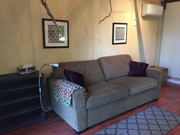 New, Quaint Waterfront Cabin - Roberts Creek