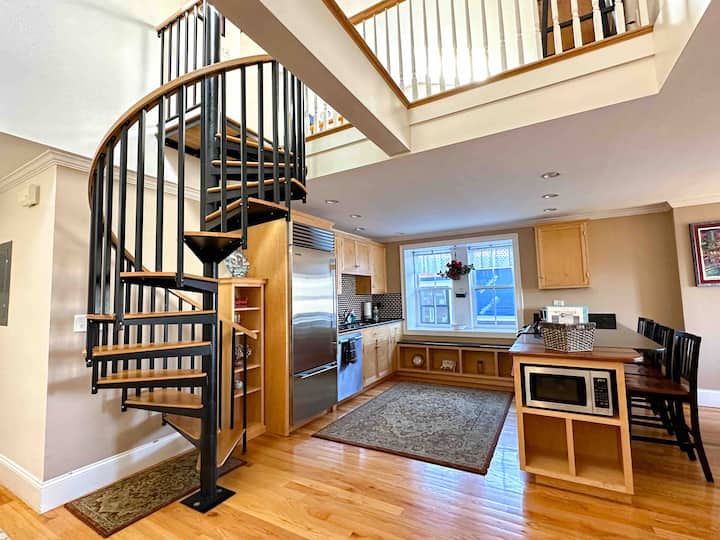 Downtown, Deck, Fireplace, 95 Walkscore - Portsmouth, NH