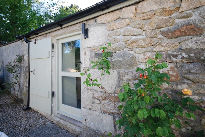The Nutmeg; En-suite, Private Entrance & Garden - Helston