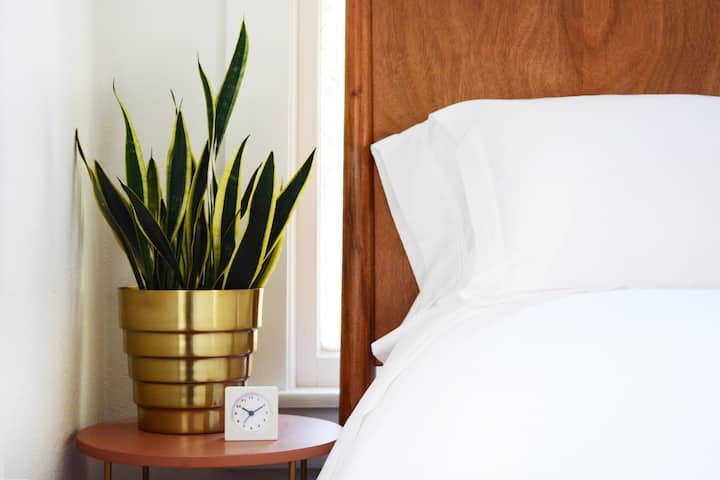 Urban Guesthouse With Outdoor Space And Breakfast - Bakersfield, CA