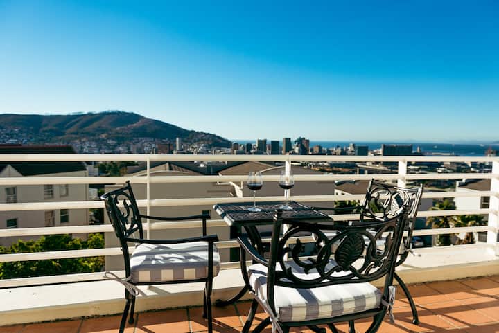 Stunning Cape Town Table Mountain And Harbor View - Claremont