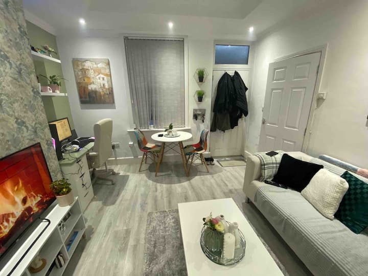*Beautiful 2 Bedroom House - Close To City Centre. - Leeds