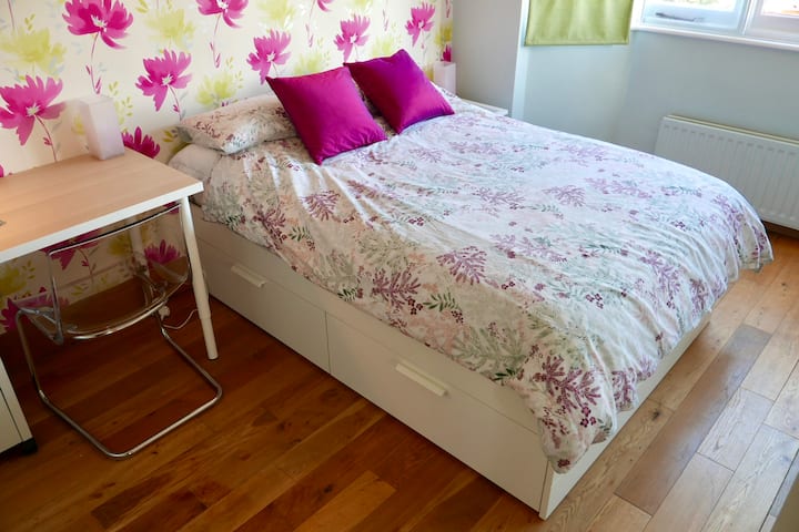 Spacious Double Room Self Catering - Campton