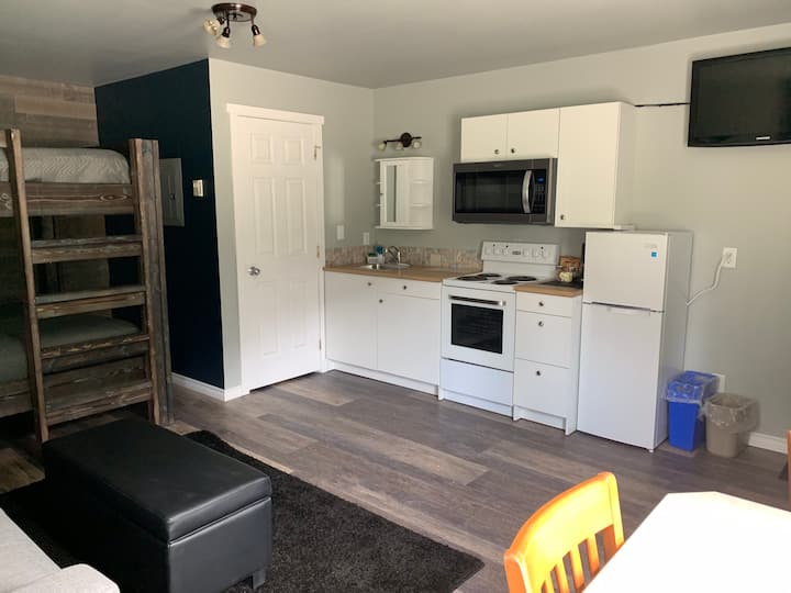 Studio Suite #15 Or #16 W/kitchen, Sleeps 4 + 1 - Revelstoke