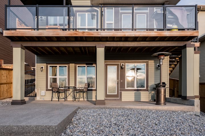 Mountain Views From A Stylish Home — Lower Suite - Cochrane