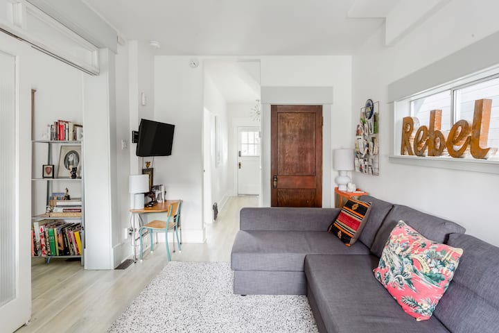 Creative Historical Home With Backyard Lounge - Vancouver