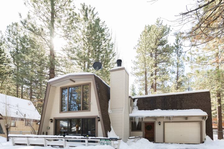 Cozy Cabin W/ Fire-pit & Hot Tub – Walk To Slopes - Big Bear Lake, CA