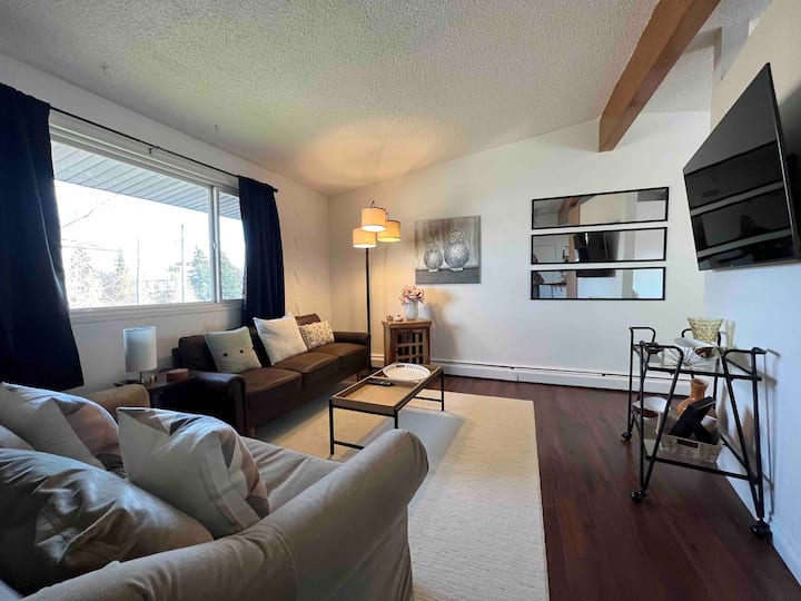 Mid-century Suite Near Downtown - Westlake