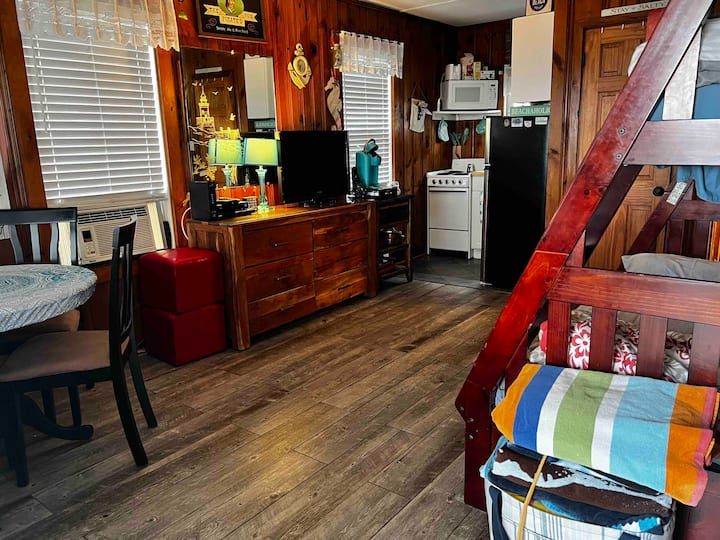 Adorable Beach Cottage With Kitchen - Hampton Beach, NH