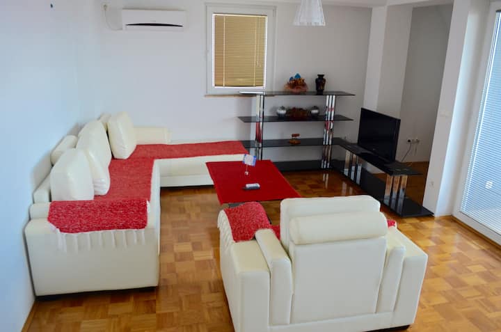 Spacious, Sunny Apartment, Great Location! - Ohri