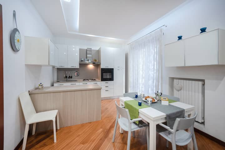 Napoli Charming Apartments <Vomero Fashion>for 6 - Naples