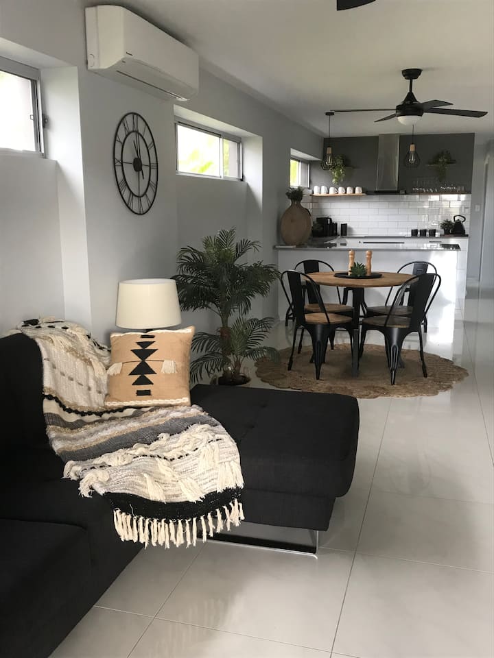 Immaculate Unit Located On The Water's Edge. - Kendall