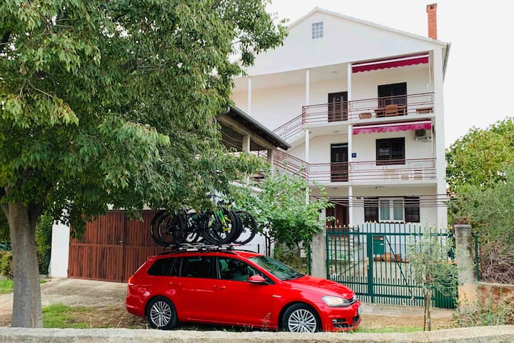 Spacious Retro 3-bedroom Home 130m2 - Zadar