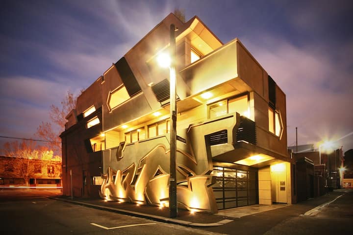 The Hive Graffiti Apartments - Melbourne