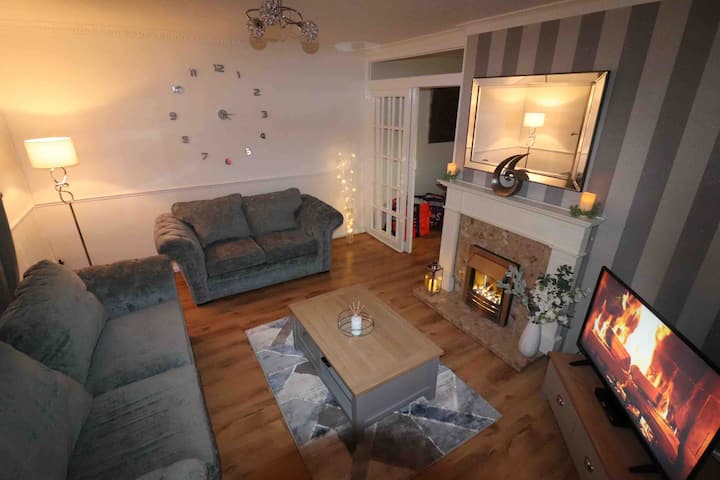 Spacious Three Bedroom House With Large Driveway - Birmingham