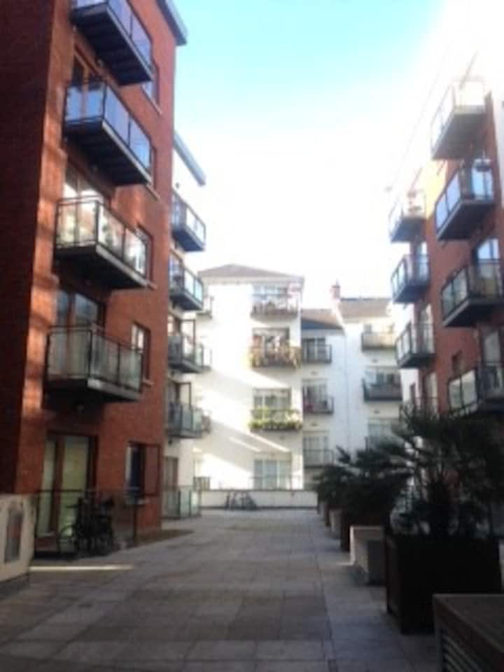 Airport Bus 5 Min Walk, All City Centre Walkable - Dublin