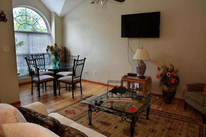 Come Stay In A Quiet And Comfortable Duplex! - Lawrence