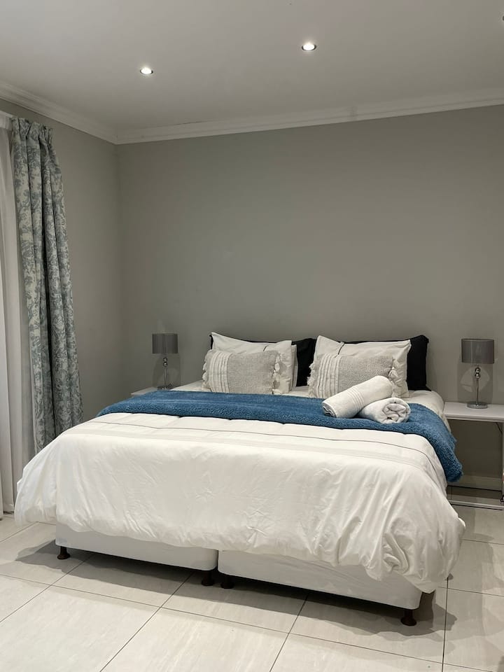 Modern King Size Bedroom With Kitchenette - Tembisa