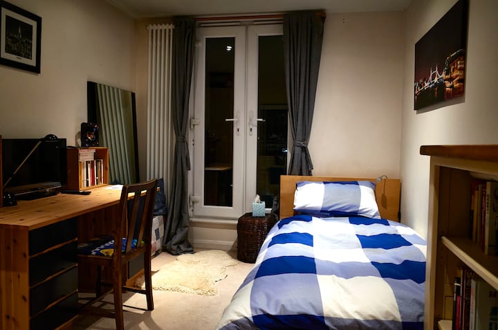 Tranquil Single Loft Room, South London - Beckenham