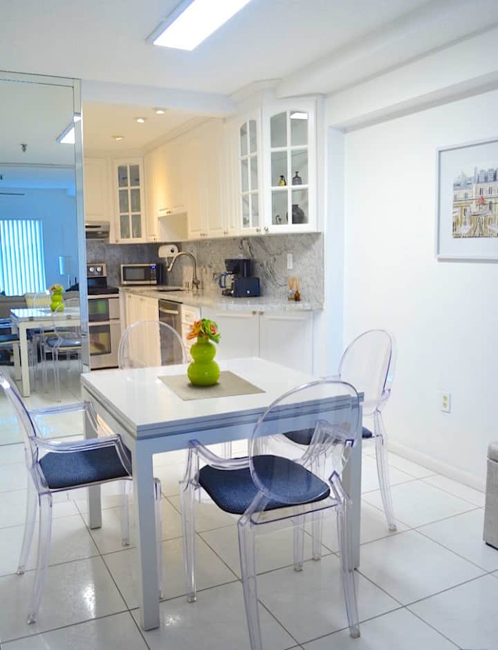 Spacious Modern One Bedroom Steps Away From The Beach - Sunny Isles Beach
