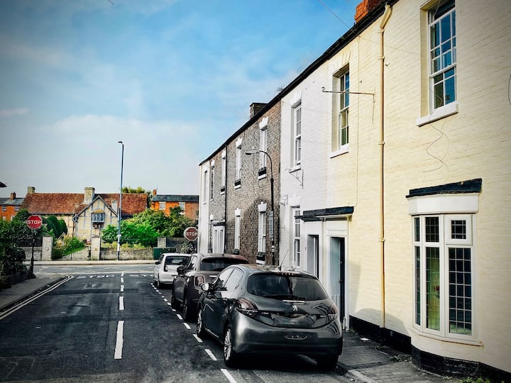Stratford Centre, Ground Level, Parking Nearby - Stratford-upon-Avon