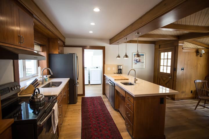 Lovingly Restored Mount Shasta Farmhouse - Mount Shasta, CA