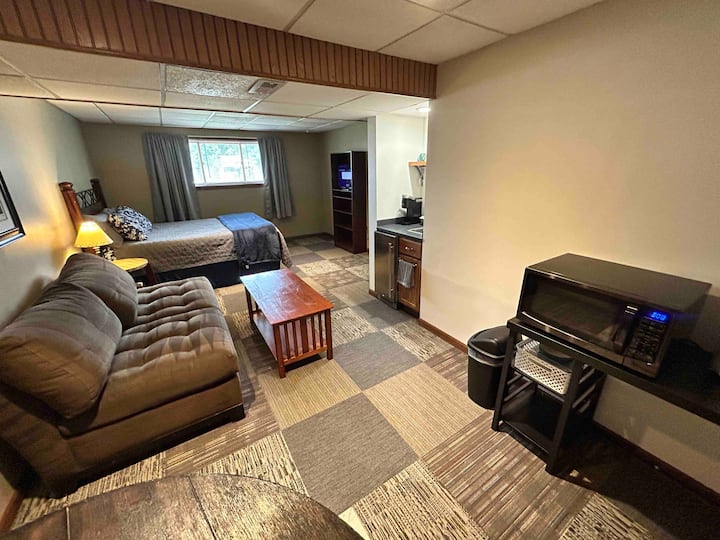 Cozy Cul-de-sac Basement Level Suite - Lincoln, NE