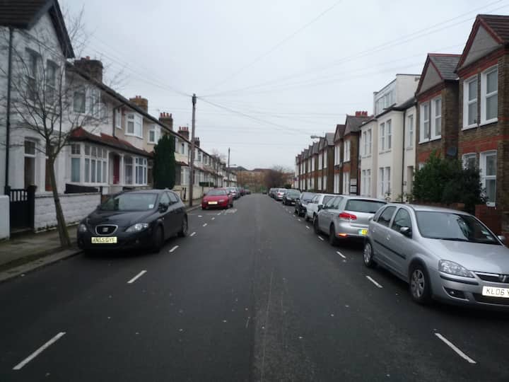 4 Bedroom House (Fa1), 3bathrooms, Wi-fi, Sleeps 9 - Surbiton