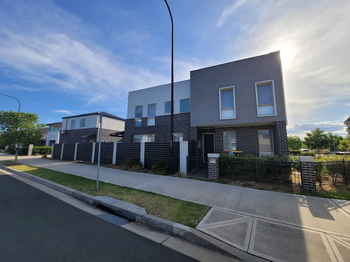 5 Bedroom+4 Bathrooms Luxurious House Marsden Park - Blacktown