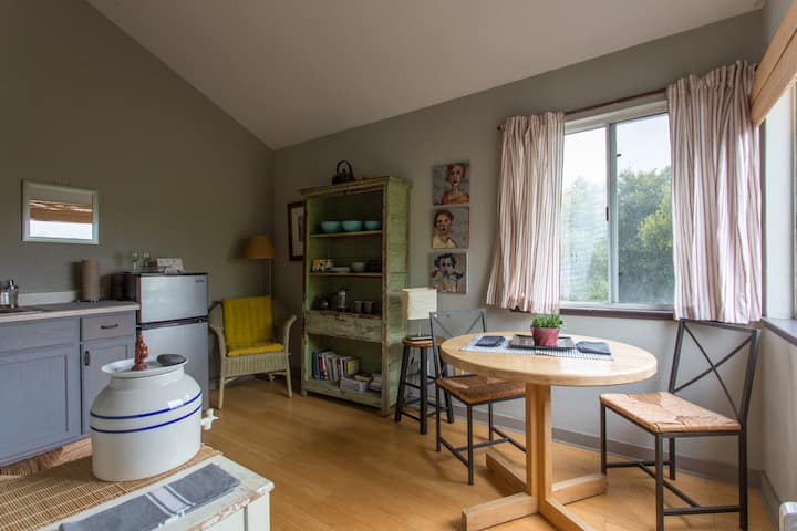 Second-floor Suite In Artist's Home - Watsonville, CA
