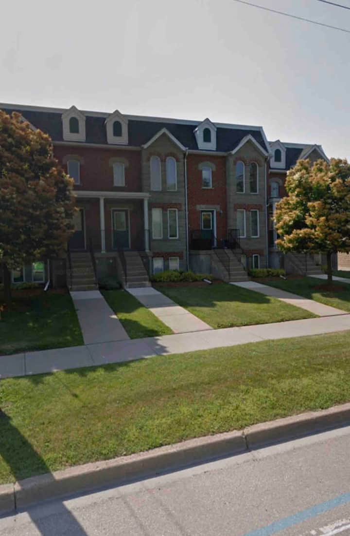 1 Bed Rental Apt With Free Parking, Great Location - Waterloo