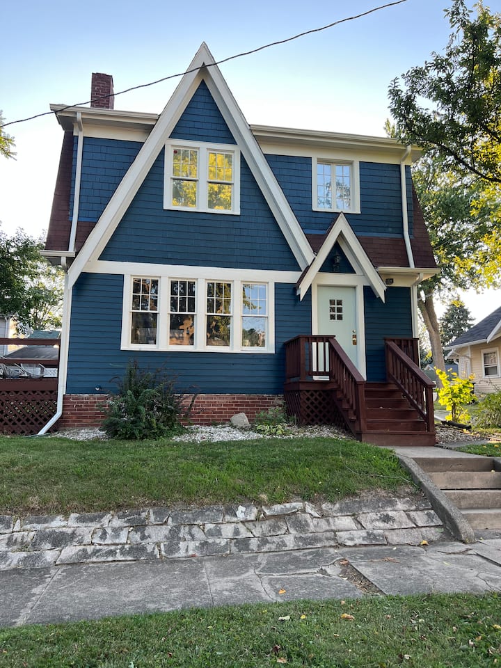Cheerful Three Bedroom Home In Downtown Valparaiso - Valparaiso, IN