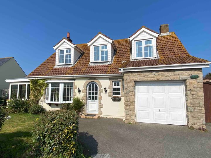 Sunny 2 Bed Cottage Close To Beautiful Vazon Bay - Guernsey