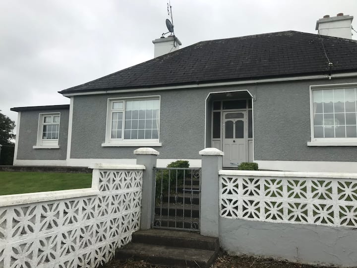 Longview House, 3 Bedroom Bungalow, Sleeps 6 - Knock