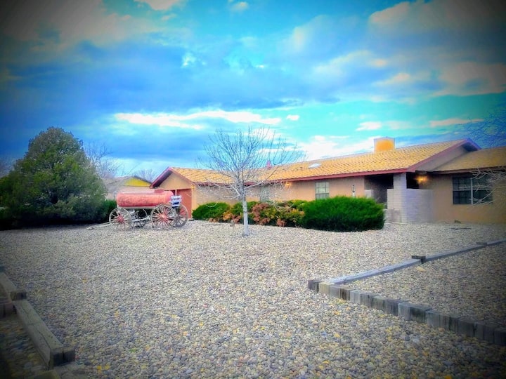 Cheerful 3 Bedroom Home With Free Parking - Rio Rancho, NM