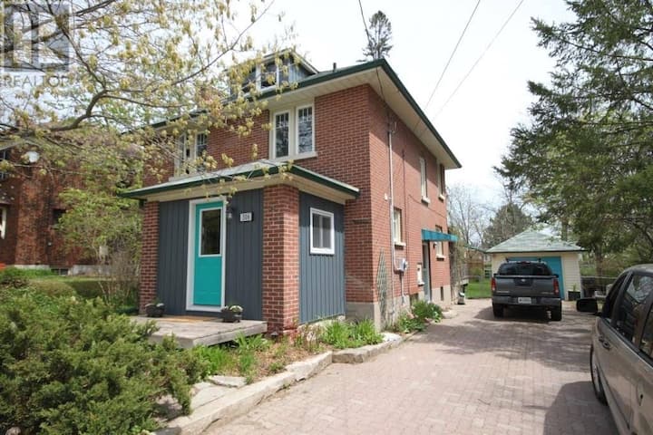 Beautiful East City Century Home - 4br - 彼得伯勒