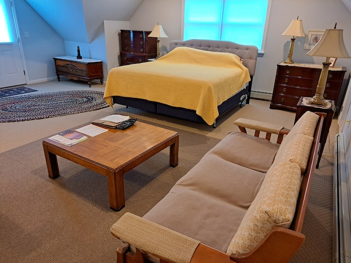 King Bed, Private
Huge, Allergen-free
P-town Close - Eastham, MA