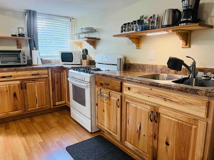 Quiet Apartment • Private Entry • Full Kitchen - 로아노크
